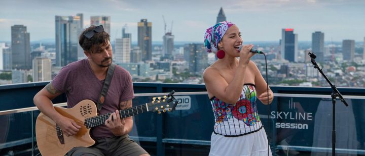 Die zwei Welten von Kaye-Ree: Von der Lufthansa-Lounge auf die große ...