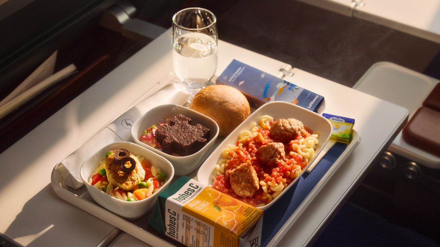 Premium Economy Class – food and beverages | Lufthansa