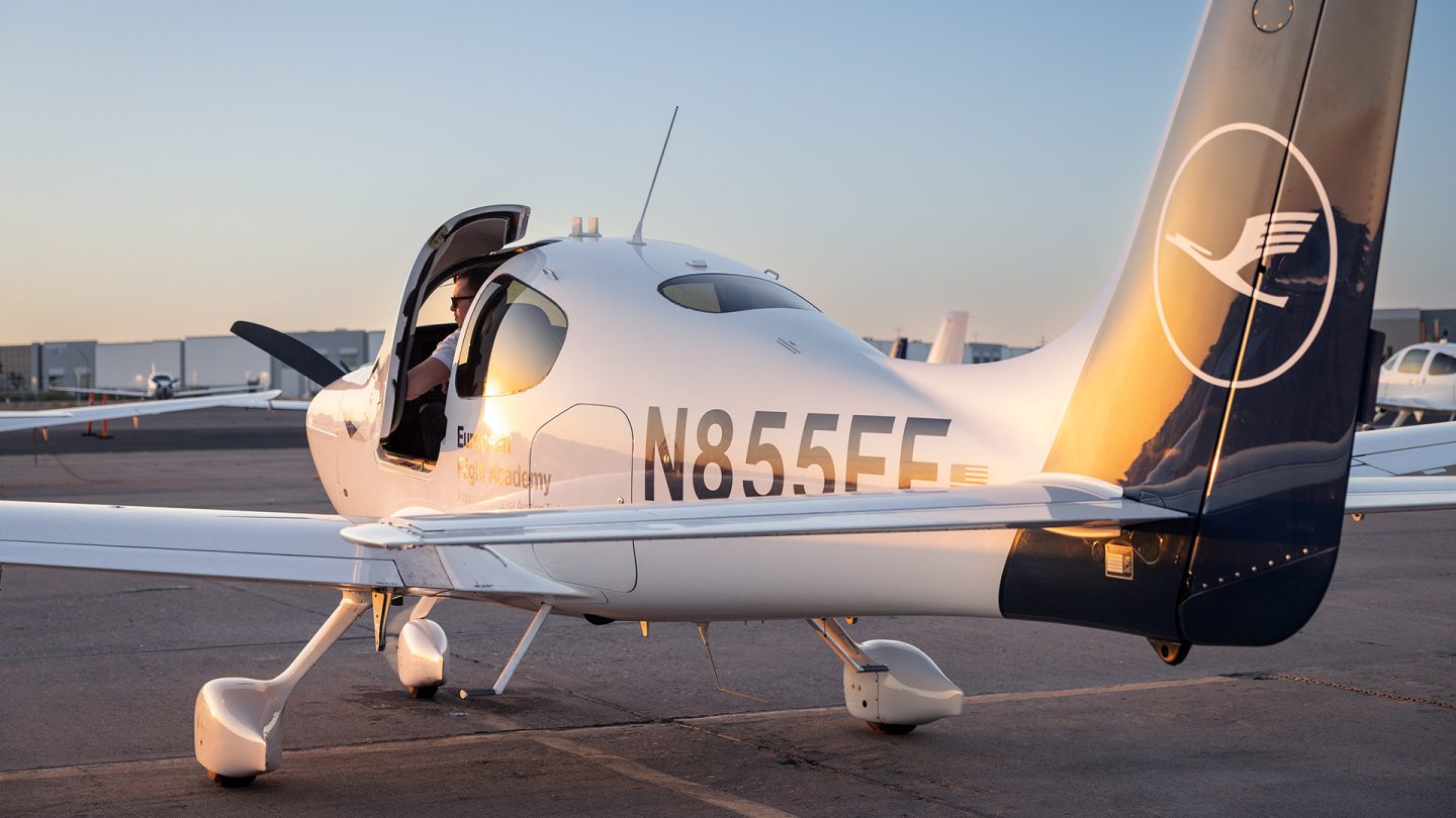 How to Become a Pilot: The Way Into the Cockpit – Training and Tips ...