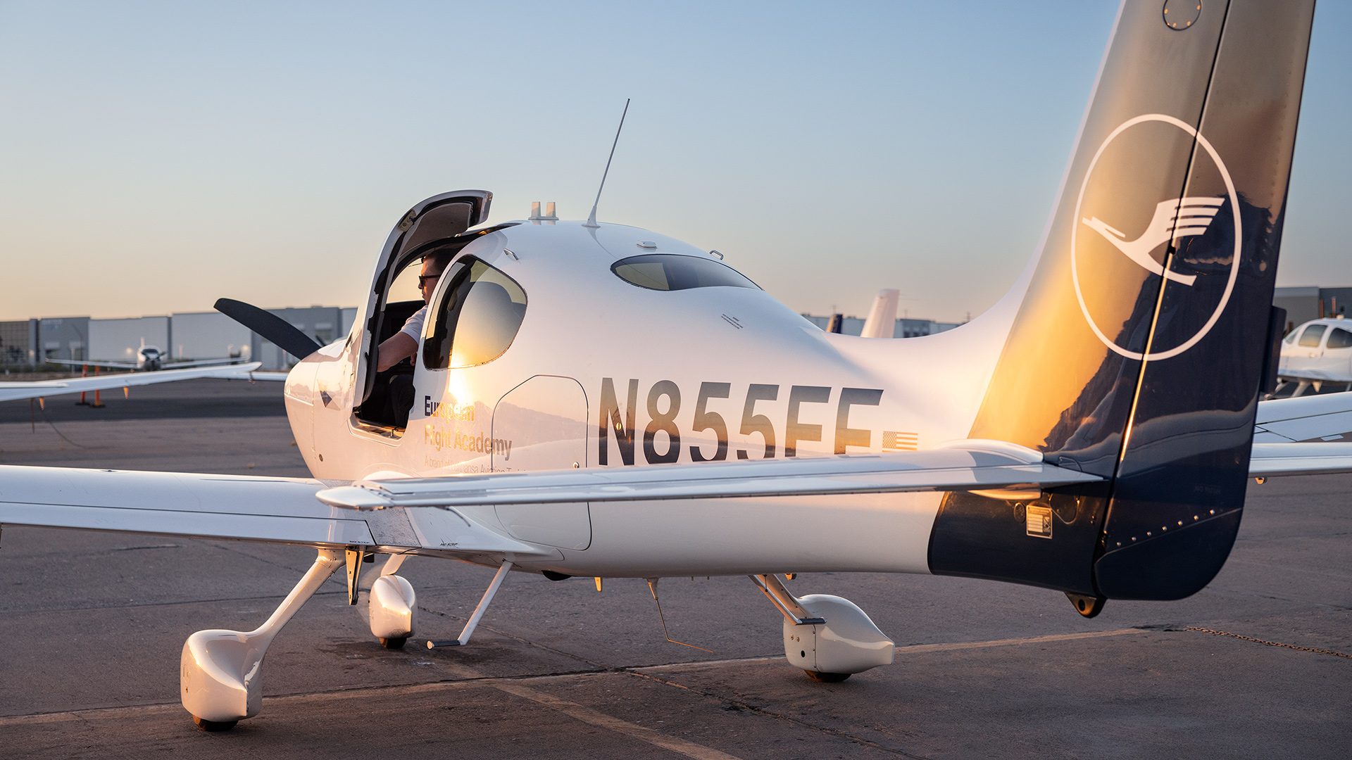 How to Become a Pilot: The Way Into the Cockpit – Training and Tips ...