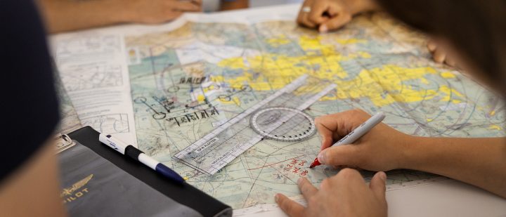 Wie wird man Pilot? Der Weg ins Cockpit – Ausbildung und Stationen ...