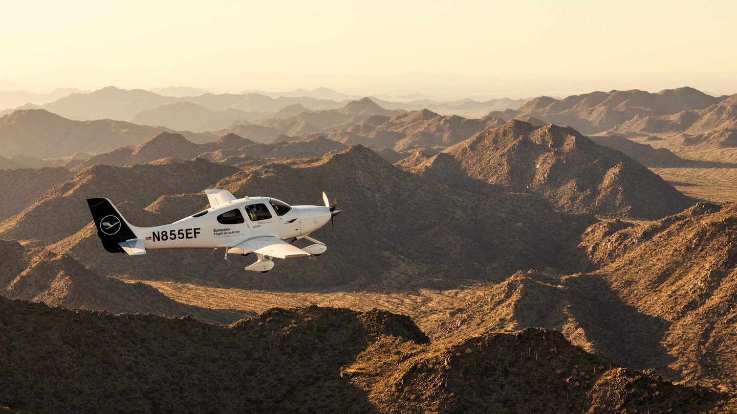 Wie wird man Pilot? Der Weg ins Cockpit – Ausbildung und Stationen ...